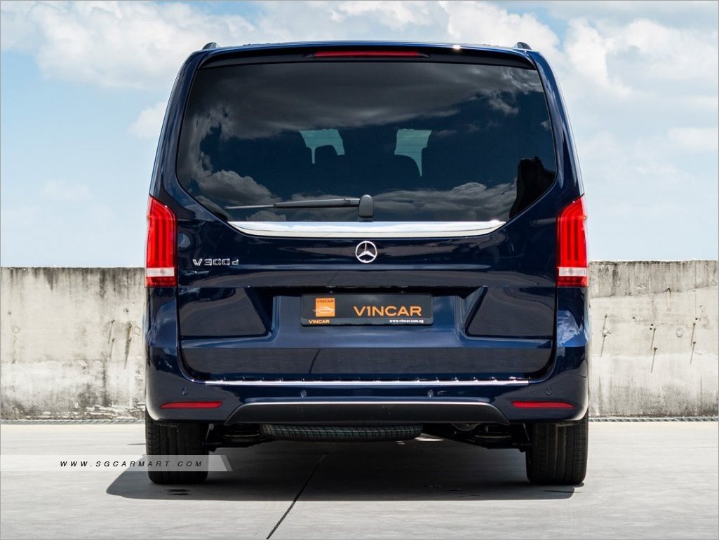 2020 Mercedes-Benz V-Class V300d AMG Line 4MATIC Photos & Pictures ...