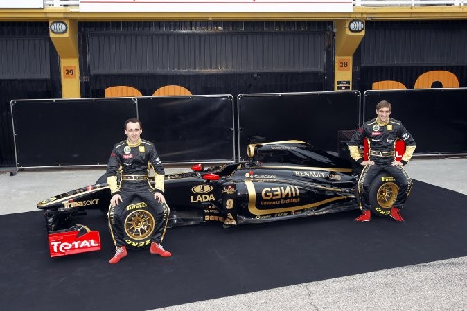 Renault reveals their R31 Formula One racer - Sgcarmart