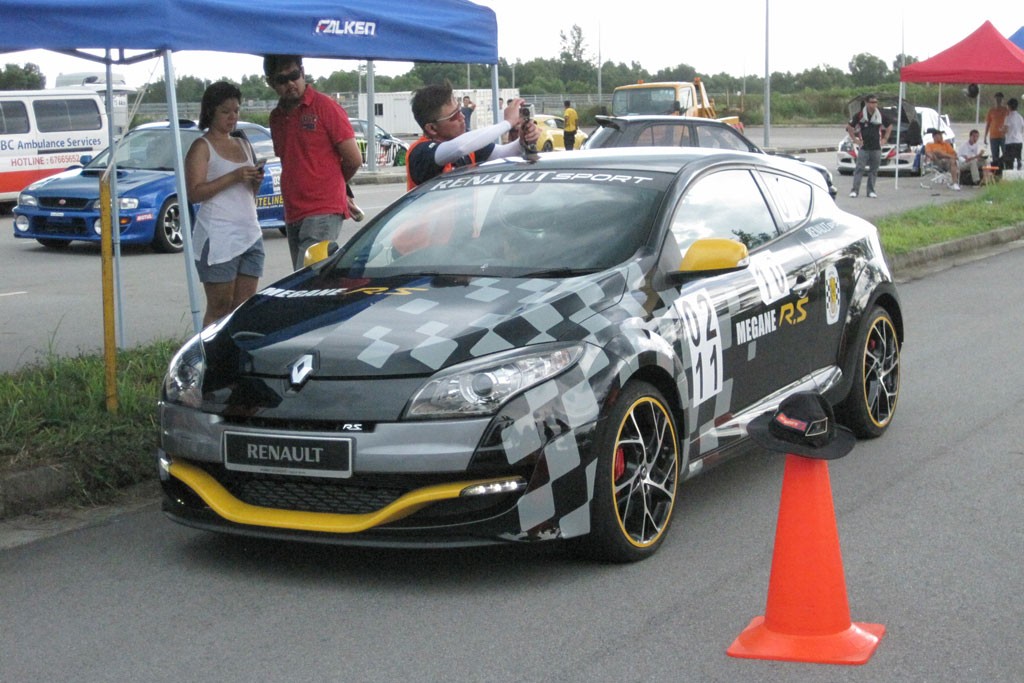 Renault bags two trophies with the Renault Megane RS250 - Sgcarmart