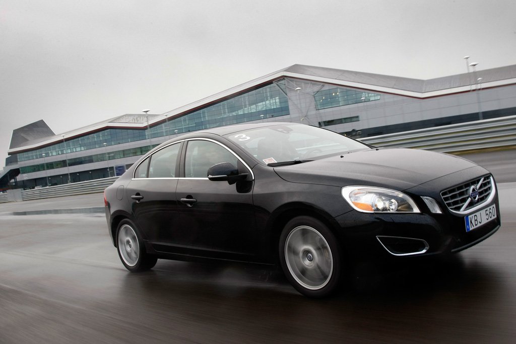 Volvo conducts Flybrid KERS test in the U.K. - Sgcarmart