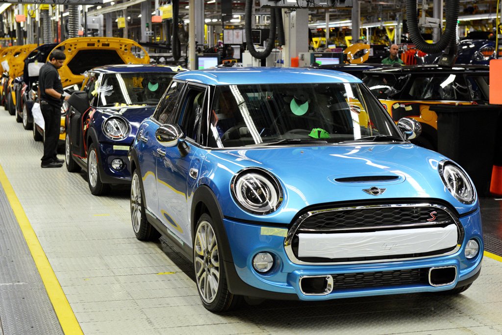 The new MINI five-door hatch rolls off production lines at Oxford ...