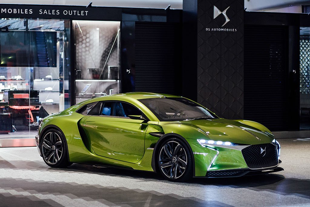 DS Virgin racing driver takes DS E-TENSE for a spin in a shopping centre