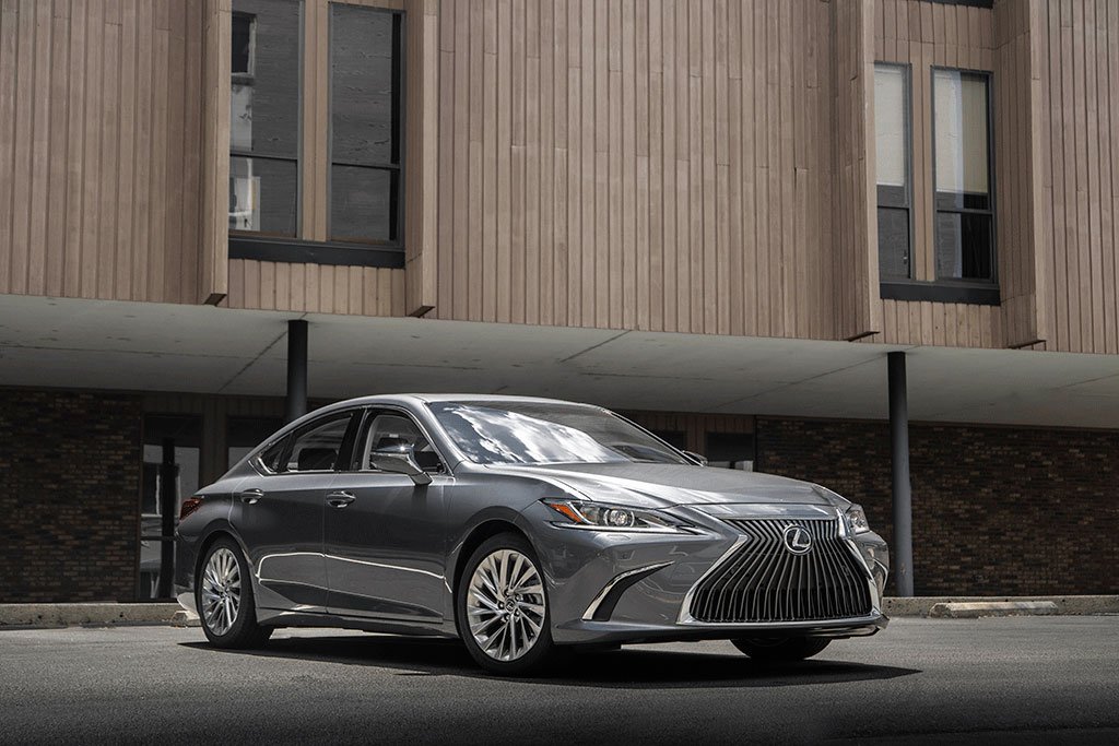Lexus launches the long-awaited ES sedan