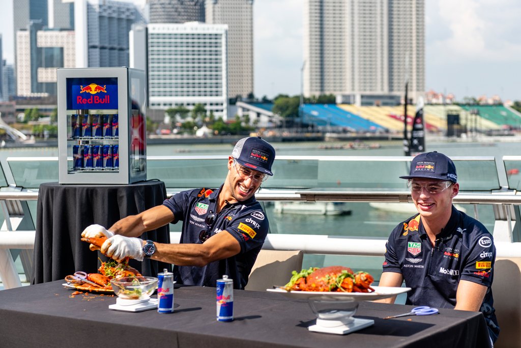 Red Bull racing drivers try to crack a chilli crab - Sgcarmart