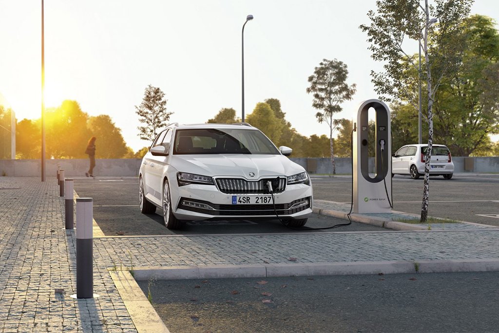 Skoda unveils new Superb iV plug-in hybrid - Sgcarmart