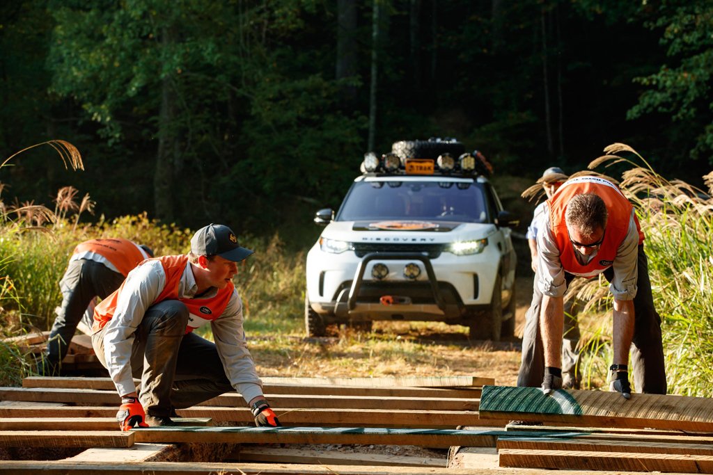 Off-road competition for Land Rover's North American retailers - Sgcarmart