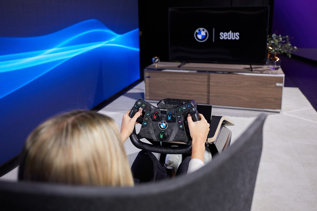 BMW reveals a gaming steering wheel from the same one used in its GT3 ...