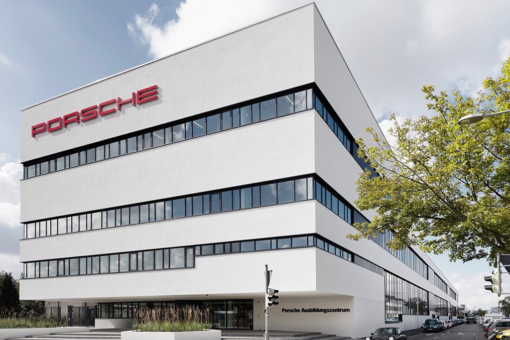 Porsche invests in the production of high-performance battery cells ...