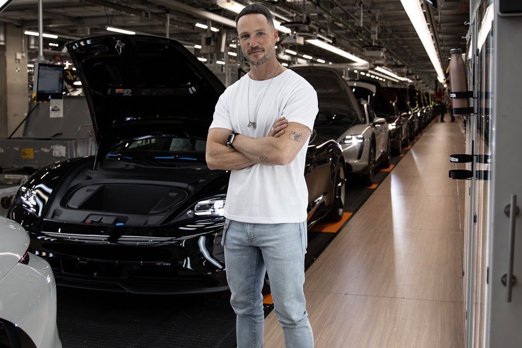 Influencer Magic Fox visits Porsche - Sgcarmart