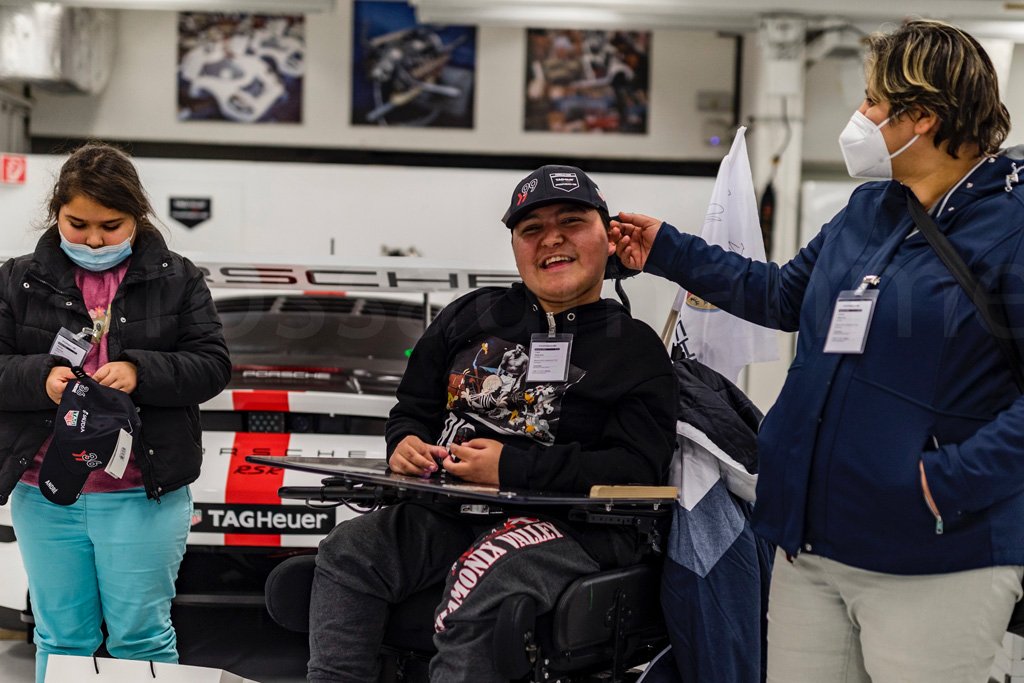 Porsche donates to Make-a-Wish foundation - Sgcarmart
