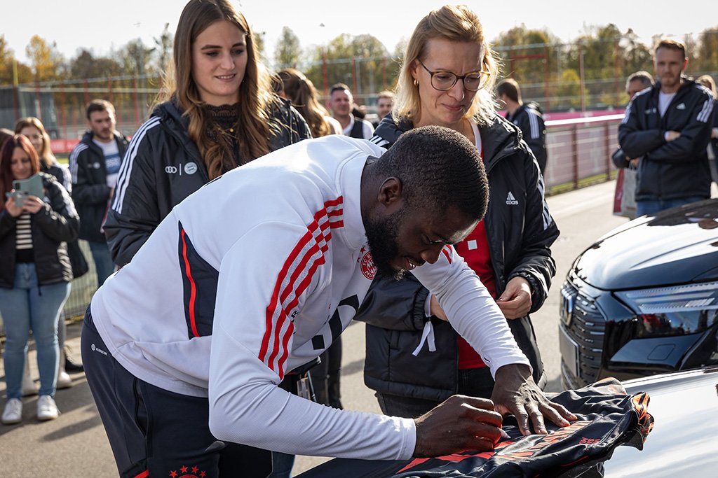 Audi employees hand over high-performance EVs to FC Bayern pros