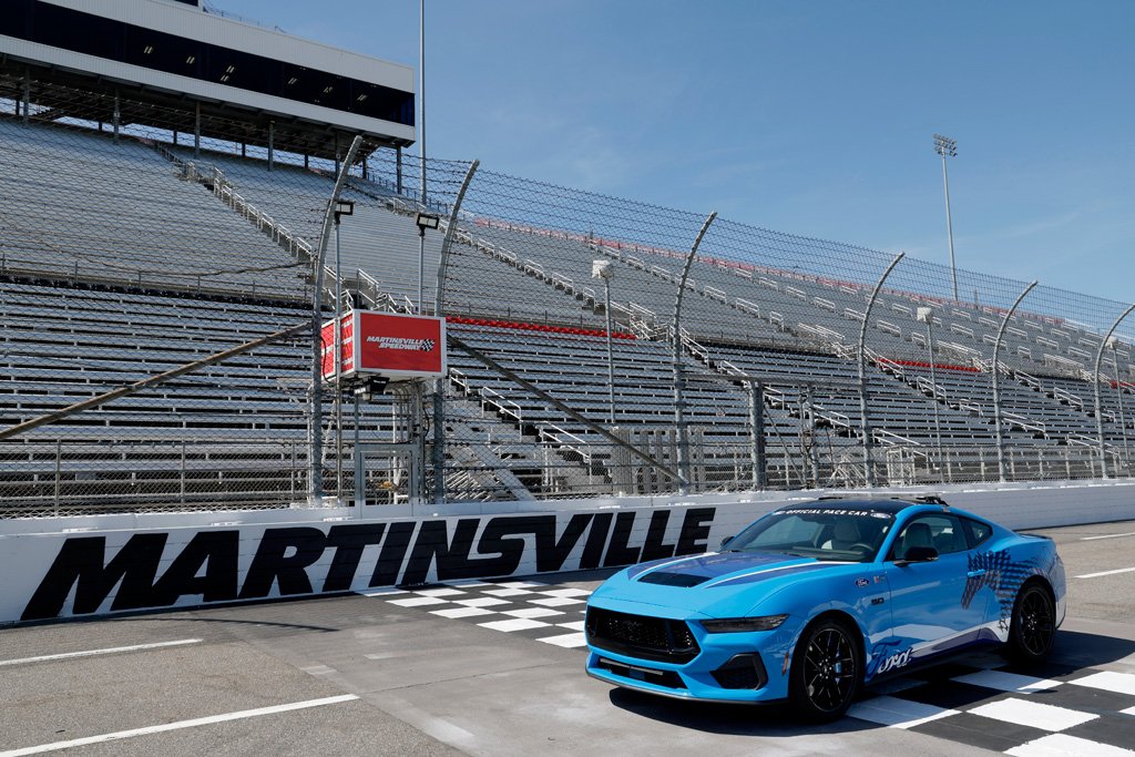 Ford Mustang GT makes NASCAR pace car debut - Sgcarmart
