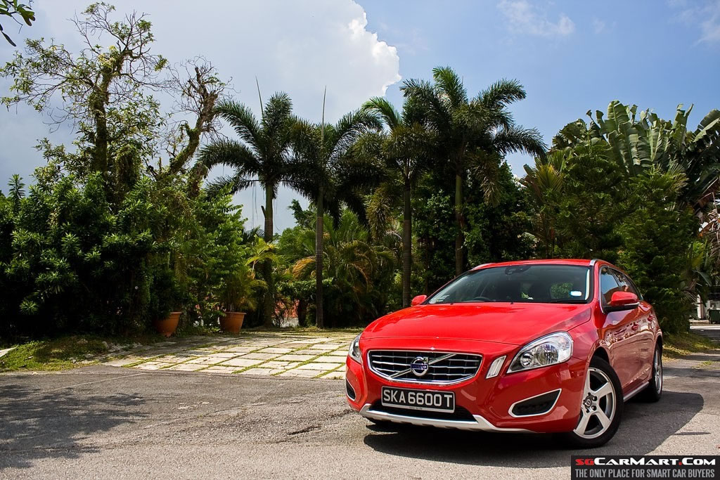 Volvo V60 T4 (A) Review - Sgcarmart